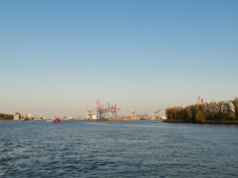 Hamburg auf dem Wasser erleben: Hadag Linie 62, Fleetfahrt, Kanalfahrt ...